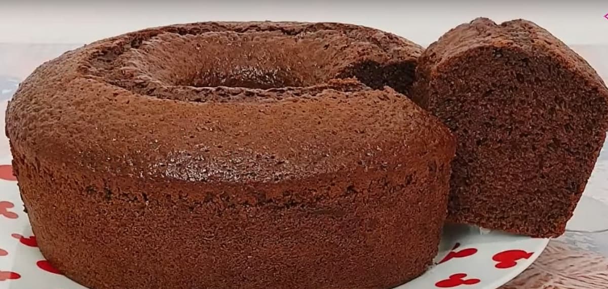 "Aprenda a fazer um bolo de chocolate simples e fofinho que vai ...
