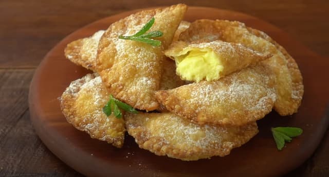 "Segredos do Sabor: Pastel Frito com Creme de Confeiteiro"